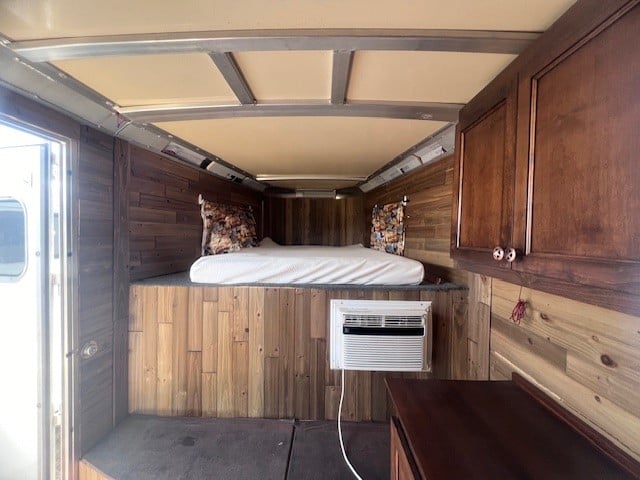 2005 Hart Weekender 2 Horse Slant Load Gooseneck Horse Trailer With ...