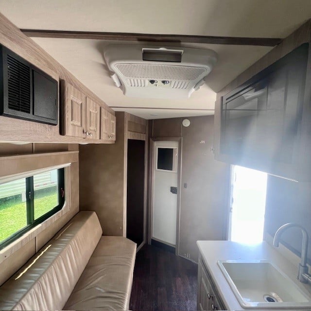 2019 Shadow Competitor Series 2 Horse Slant Load Gooseneck Horse ...