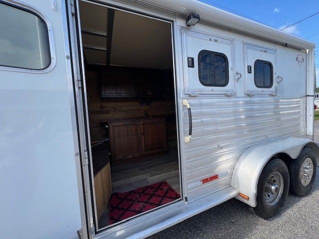 2005 Hart Weekender 2 Horse Slant Load Gooseneck Horse Trailer With ...