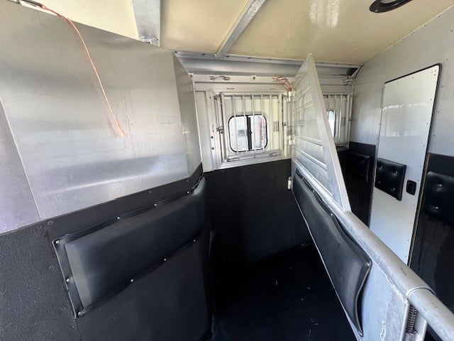 2005 Hart Weekender 2 Horse Slant Load Gooseneck Horse Trailer With ...