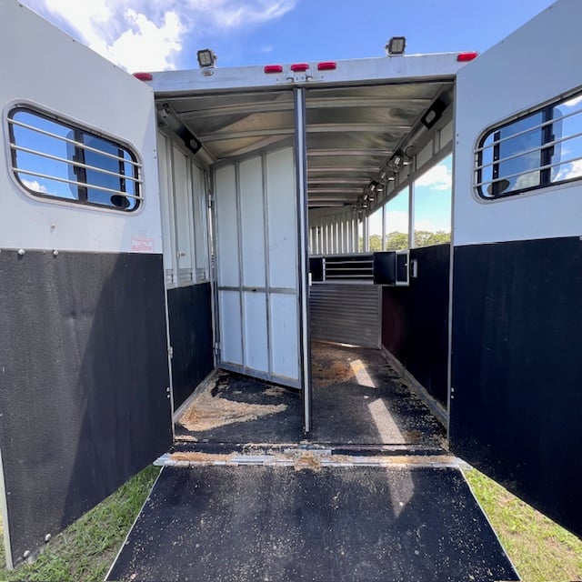 2000 Sundowner 4 Horse Slant Load Gooseneck Horse Trailer | Nelson's ...